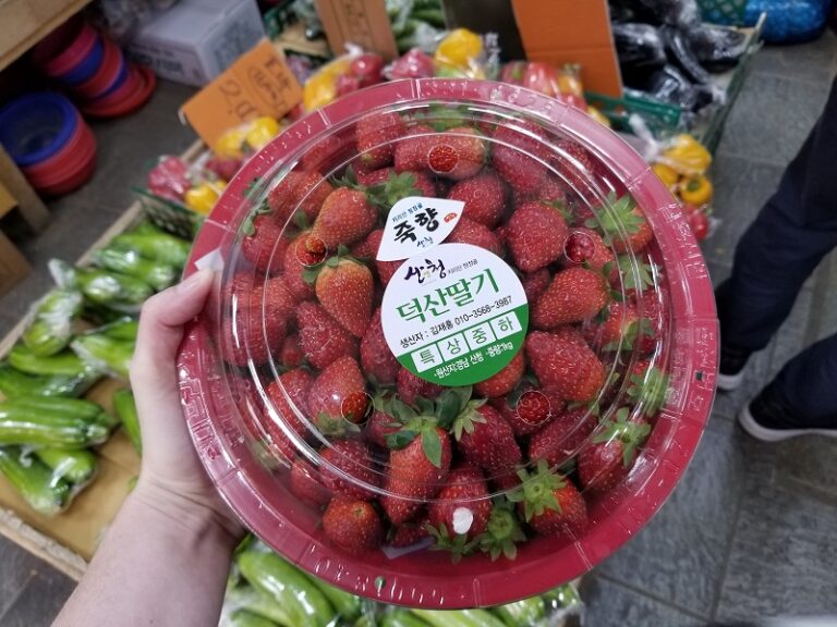 Guide to 19 Korean Fruits (+ Recipes, Seasons & Buying Tips)